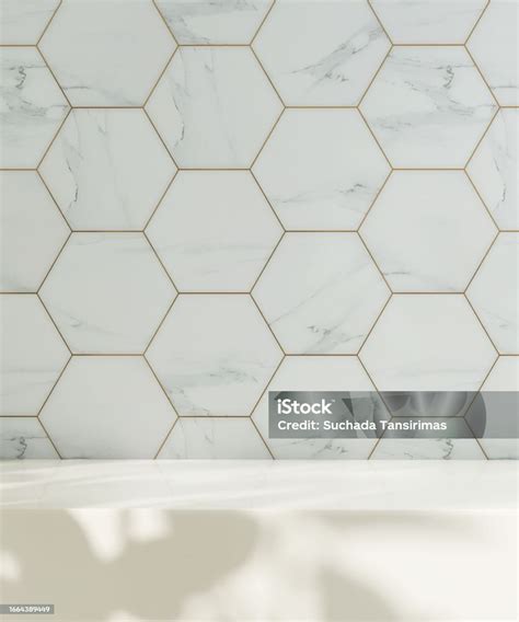 햇빛이 비치는 최소한의 빈 흰색 대리석 돌 카운터 테이블 상판 파스텔 블루 육각형 타일 벽에 나뭇잎 그림자 파란색에 대한 스톡 사진 및 기타 이미지 Istock
