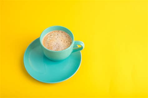 블루 플레이트와 커피 코코아 한 잔은 밝은 노란색 배경 식탁보 이다 파티 쾌활 한 분위기 0명에 대한 스톡 사진 및 기타 이미지