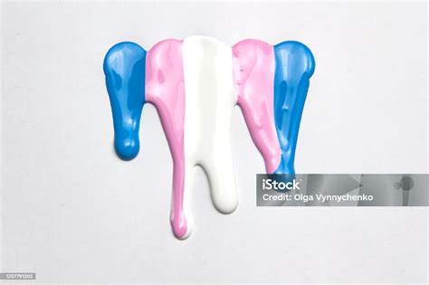 트랜스 젠더 플래그의 페인트 색상 파란색 분홍색 흰색 개념 적 일러스트 레즈비언 게이 양성애자 트랜스젠더 흰색 배경에 떨어지는 다채로운 아크릴 페인트 텍스트에 대한 복사