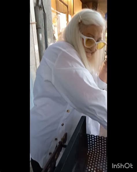 مامان گلی مادر زحمت کشی که در ولیعصر تهران با بلال وسیب زمینی بخار پز