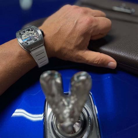 نمایش جزئیات میلیون دلاری؛ از ساعت مچی گلزار تا تندیس رولزرویس عکس