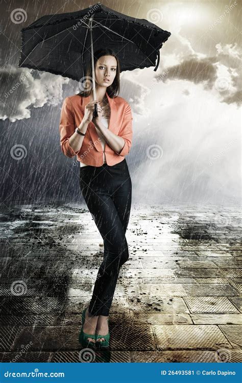 Красивейшая женщина с зонтиком Стоковое Изображение изображение насчитывающей состав