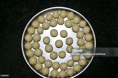 아름답게 보이는 원형 모양으로 만든 후 접시에 장식 된 인도 달콤한 Gulab Jamun 가까운 전망 강철에 대한 스톡 사진 및