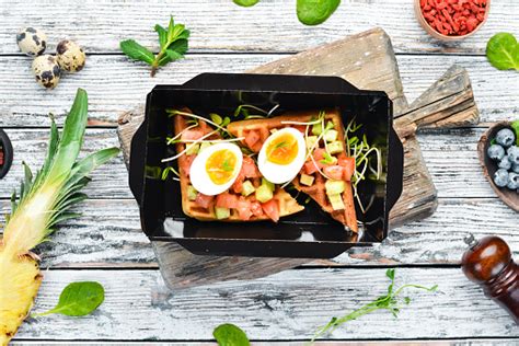 아보카도 토마토와 계란과 짭짤한 와플 음식 배달 식이 영양 평면도 무료 복사 공간 달걀에 대한 스톡 사진 및 기타 이미지