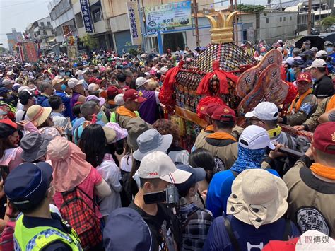 影／熱情信徒在烈日下爭相躦轎底 大甲媽祖遶境出現「超跑行程」 觀傳媒