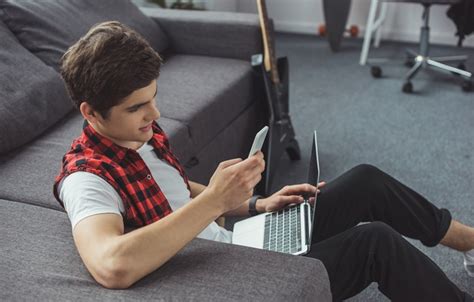 الإفراط في استخدام الأجهزة الإلكترونية يصيب طفلك بالإدمان نواعم