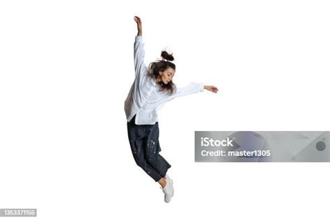 캐주얼 한 옷을 입은 아름다운 감정 소녀 한 명이 흰색 배경에서 동적으로 고립되어 움직입니다 예술 운동 액션 유연성 영감 개념 사람들에 대한 스톡 사진 및 기타 이미지