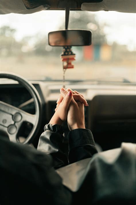 가죽 자켓 공유된 순간 관계 낭만적인 단란함 대시보드 레트로 자동차 로드 트립 로맨스 매달려 장식 미국 국기 바람막이 창 백미러 부드러운 빛 빈티지