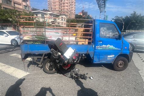 自小貨車疑因轉彎未注意旁側機車致生交通事故 文一警呼籲駕駛轉彎時放慢行車速度並留意旁側車輛或行人