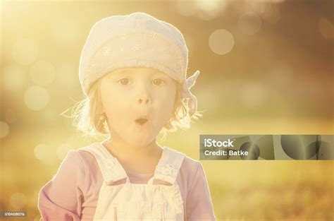 3 세 여자아이 만드는 멍청해 얼굴 메도 가을에 대한 스톡 사진 및 기타 이미지 가을 금색 노랑 Istock