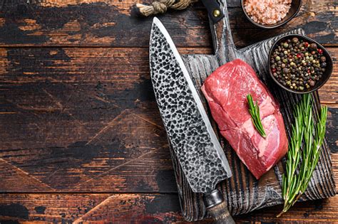 나무 판에 생 송아지 등심 고기 스테이크 나무 배경 맨 위 보기입니다 복사 공간 Entrecôte에 대한 스톡 사진 및 기타 이미지 Entrecôte 검은색 고기