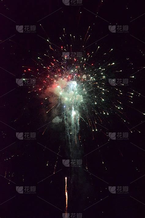 晚上放烟花庆祝。放鞭炮庆祝新年。