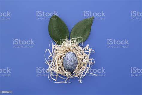 둥지에 부활절 달걀과 복사 공간이있는 파란색 배경에 부활절 토끼 귀 부활절 배경 위쪽 보기 2022년에 대한 스톡 사진 및 기타