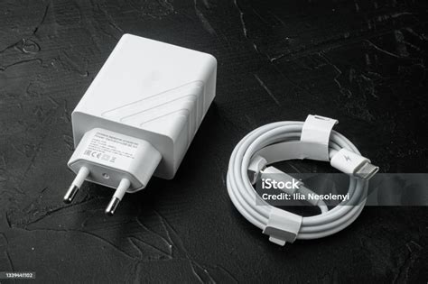 Adaptor Dan Kabel Usb Paket Baru Pada Latar Belakang Meja Batu Gelap