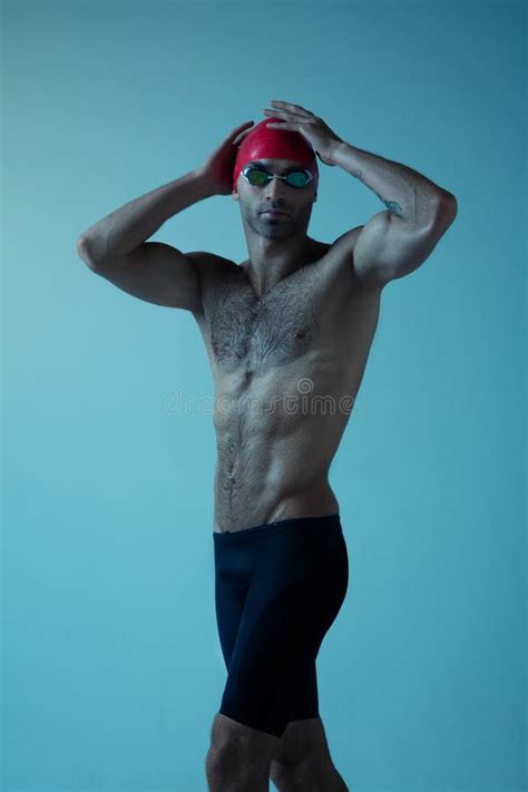 Nadador Masculino Profesional Con Sombrero Y Gafas En Movimiento Y