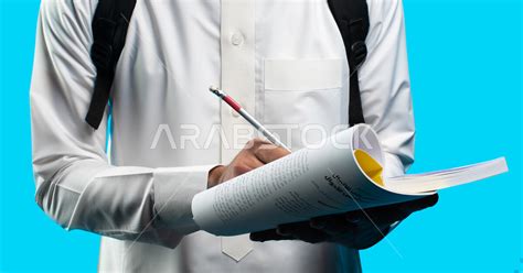 تدوين الملاحظات وكتابة تقارير وأبحاث علمية ، بورتريه طالب جامعي عربي
