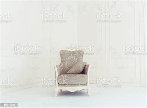 고급스러움이 깨끗하고 밝은 흰색 인테리어 화병에 햇빛과 꽃이 있는 넓은 객실 0명에 대한 스톡 사진 및 기타 이미지 0명