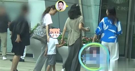 章子怡带娃逛街被偶遇，一个保姆俩助理陪同，坚持健身初见成效