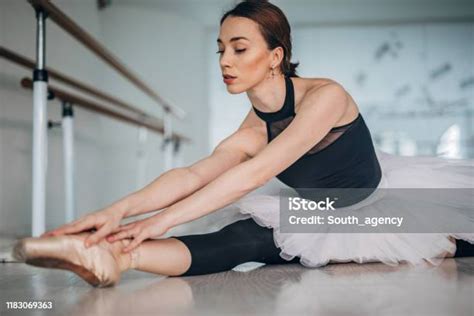 댄스 스튜디오에서 레이디 발레리나 Performing Arts Event에 대한 스톡 사진 및 기타 이미지