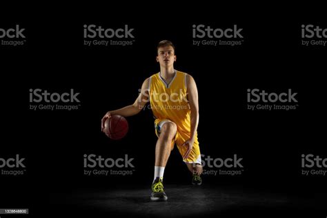 어두운 검은 색 스튜디오 배경에 고립 된 공 훈련농구 선수 광고 개념 공으로 연습 하는 백인 선수 적합 20 24세에 대한 스톡 사진 및 기타 이미지 Istock