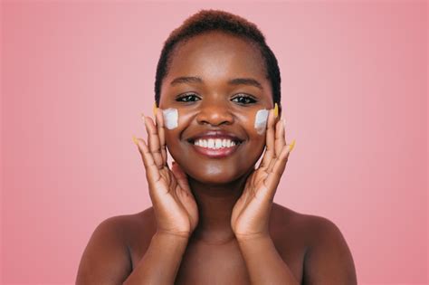 Close Up De Mulher De Pele Escura Positiva Aplicando Creme Hidratante