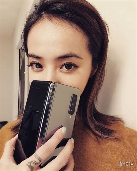 蔡依林晒三星折叠屏手机“galaxy Fold”上手照！新浪游戏手机新浪网