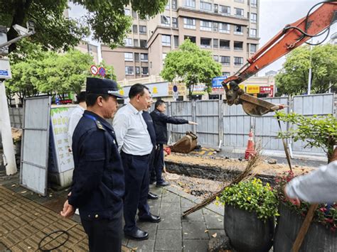 秀山城市管理局副局长向东率队检查指导城区老旧供水管网改造工作长兴