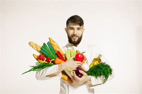 흰색 배경에 고립 손에 야채와 함께 웃는 잘생긴 요리사 채식주의 음식입니다 야채와 허브 행복 전문 요리사의 초상화 미소에 대한 스톡 사진 및 기타 이미지 Istock