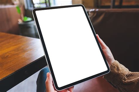 빈 흰색 데스크톱 화면디지털 태블릿을 들고 있는 여성의 모형 이미지 디지털 태블릿 사용하기에 대한 스톡 사진 및 기타 이미지