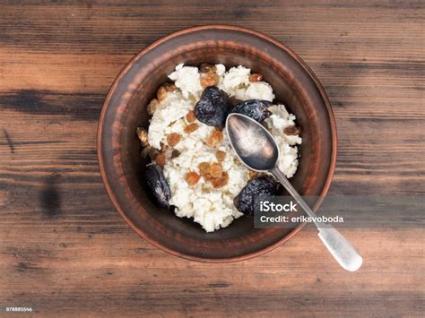 오래 된 보드에서 테이블의 배경에 말린된 살구와 건포도 토 기 그릇에 두 부 블로그 기사 또는 광고에 대 한 그림 가정 생활에