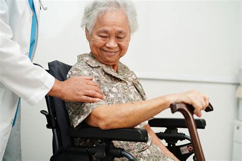 의사는 병원 의료 개념에서 휠체어에 앉아 있는 아시아 노인 여성 장애 환자를 돕습니다 2명에 대한 스톡 사진 및 기타 이미지
