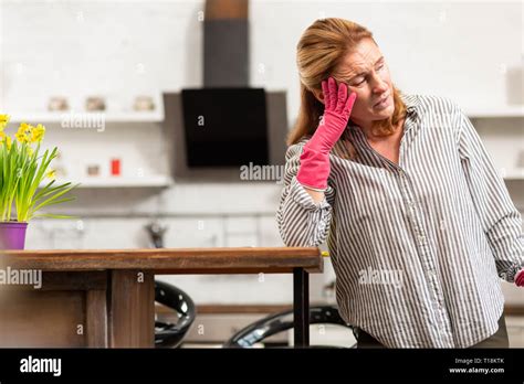 Reife Hausfrau Fotos Und Bildmaterial In Hoher Auflösung Alamy
