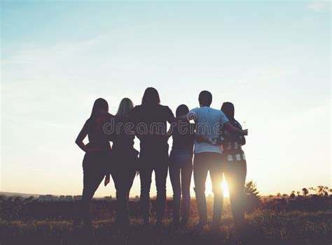 Grupo De Pessoas Que Tem O Divertimento Fora Imagem De Stock Imagem
