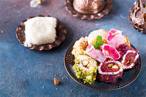 어두운 배경에 민트와 터키 기쁨 Lokum과 홍차의 다양한 조각 그릇 플랫 레이 맨 위 보기 갈색에 대한 스톡 사진 및 기타 이미지 Istock