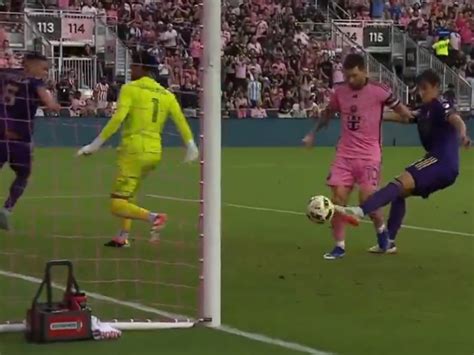 Messi Y El Gol Más Raro De Su Carrera Con El Arco Por El Aire En La