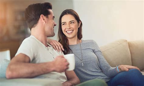 男をさりげなく誘惑する「脈ありサイン」しぐさとは？ Dokujo[どくじょ]