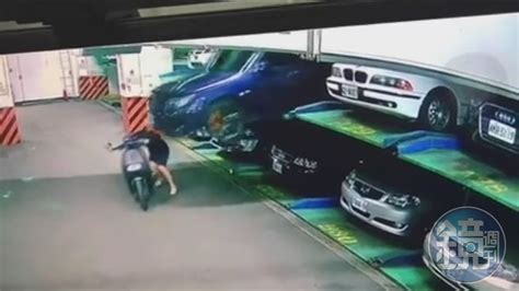 驚恐畫面曝光！ 男路過「機械式車位」上層汽車突滑落險遭砸傷 鏡週刊 Mirror Media