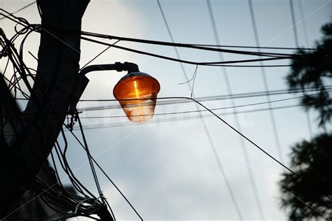 가로등 주황색 흐린하늘 구름 전선 사진 이미지 일러스트 캘리그라피 가을눈작가