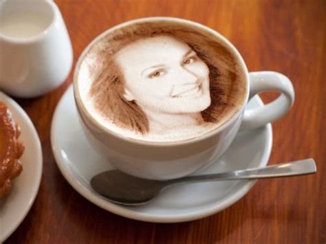 Fotomontaje En La Espuma De Una Taza De Cafe Fotomontajes Y Marcos