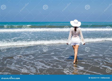 Femme Regardant Loin La Mer Sur La Plage Image Stock Image Du Photo