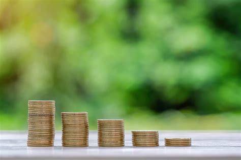 골드 동전은 아침 햇빛에 나무 테이블에 스택 미래 개념을 위한 비즈니스 투자 은퇴 금융 및 자금 절약 0명에 대한 스톡 사진 및 기타 이미지 Istock