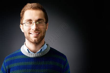 穿着散衣和眼镜的有魅力男子肖像带着笑高清图片下载 正版图片503009553 摄图网