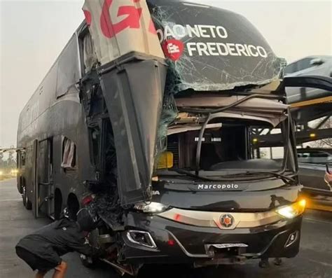 Ônibus da dupla sertaneja João Neto Frederico se envolve em acidente