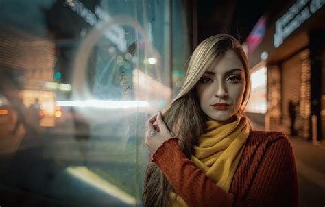 Обои взгляд, ночной город, жест, brown eyes, красивая девушка, карие ...