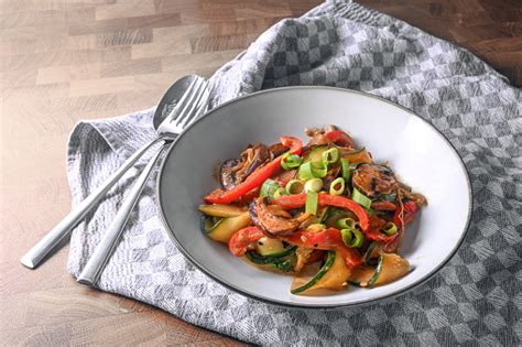 빨간 피망 호박 버섯 파를 곁들인 야채 접시에 회색 키친 타월과 나무 테이블에 수저가 있는 접시 복사 공간 선택한 초점 0명에 대한 스톡 사진 및 기타 이미지 Istock