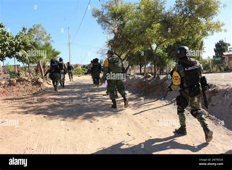 Des Soldats Patrouillent Dans Les Rues à La Suite De La Détention Du