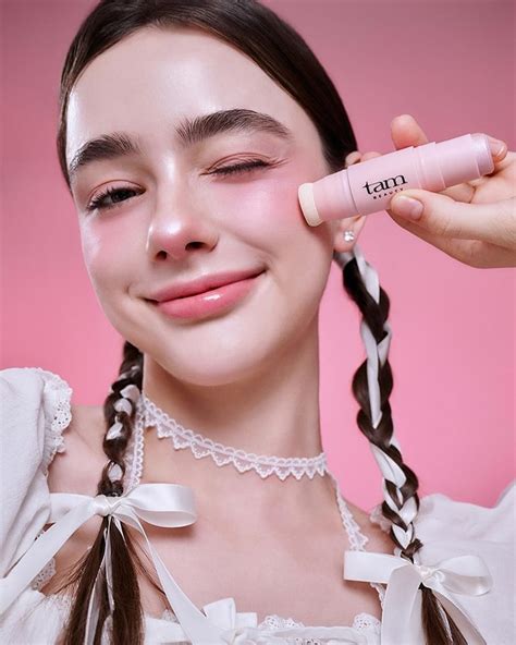 Dasha 🪽 얇고 밀착력 있게 입체감이 필요한 부위에 끈적임이나 유분감 없이 착 달라붙는 착붙하이라이터 ‘더 젤리 빔