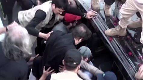 Video Pakistans Ex Regierungschef Khan Bei Attentat Angeschossen