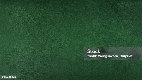 녹색 정품 가죽 질감 배경은 빈티지 고전적인 개념입니다 장식과 질감을 위한 에메랄드 색 배경 짙은 녹색 색상의 오가닉 가죽 스킨