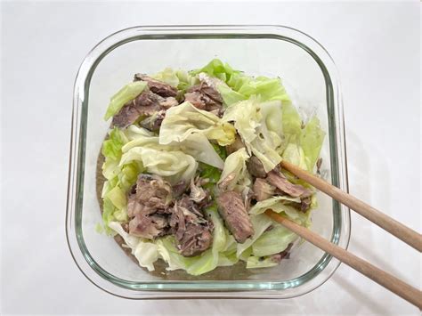 レンチンした「キャベツ」にサバ缶と塩昆布を加えるだけ。夕食時に10分以内でつくれるレシピ